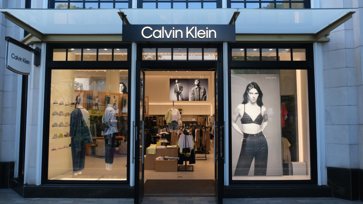 ‘รัฐบาลจีน’ กำลังสอบแบรนด์ ‘Calvin Klein’ ข้อหาปฏิเสธที่จะใช้ ‘ฝ้ายซินเจียง’ | Positioning Magazine