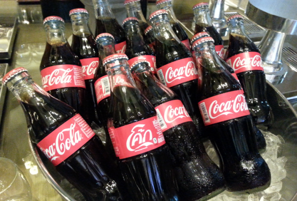 “ขวดแก้ว” อาวุธครบรอบ 100 ปี ของ “โค้ก” | Positioning Magazine